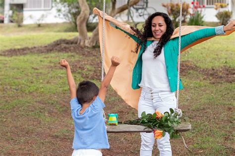 자연 공원에서 황금 망토를 가진 슈퍼히어로를 하는 어머니와 아들 라틴 아메리카 히스패닉 민족에 대한 스톡 사진 및 기타 이미지 라틴 아메리카 히스패닉 민족 어머니