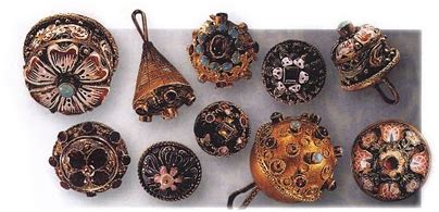 Пуговица: история появления и начало использования