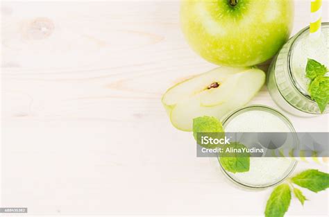 밀 짚 민트 잎 사과 평면도 잘라 항아리가 유리에서 녹색 사과 과일 스무디의 장식 테두리 화이트 나무 보드 배경 공간을 복사 합니다 0명에 대한 스톡 사진 및 기타 이미지