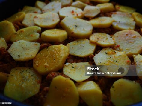 원시 감자 원으로 잘라 다진 고기와 양파 위에 쌓여 무사카 제작 과정 감자에 향신료 발칸 요리 전통 그리스 세르비아 터키 요리 가루로 빻은에 대한 스톡 사진 및 기타 이미지