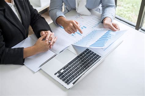 비즈니스우먼 리더 팀 컨퍼런스 회의 프레젠테이션에서 파트너 재무 및 회계 개념과의 비즈니스 만들기 대화 및 비즈니스 전략 기획에 대한 프레젠테이션 경영자에 대한 스톡 사진