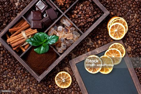 나무 상자에 검은 볶은 커피 콩 음식 배경 최고의 볼 수 있습니다 0명에 대한 스톡 사진 및 기타 이미지 0명 Robusta Coffee Crop 가루로 빻은