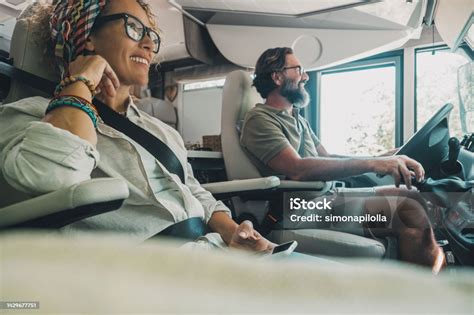 캠핑카 밴 Rv 차량 운전 및 도로 여행 휴가 또는 그리드 밴 라이프 라이프 스타일을 즐기는 행복한 여행자 커플의 측면보기 사람과 교통 개념 남자와 여자는 모터 홈으로