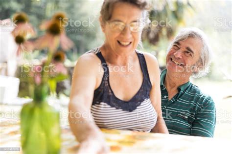 여름에 야외에서 함께 웃고 사랑스러운 순간을 보내는 시니어 커플 2명에 대한 스톡 사진 및 기타 이미지 2명 70 79세 건강한 생활방식 Istock