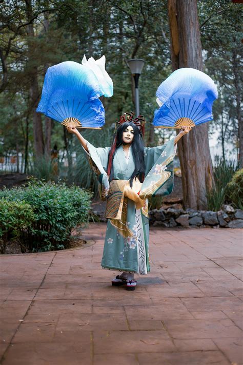 가부키 간자시 게이샤 게이코 공연가 교토 극장 기모노 꽃 무늬 꽃무늬 나타내는 도쿄 독특한 메이크업 드레스 마이코 머리 장식 메이크업 문화