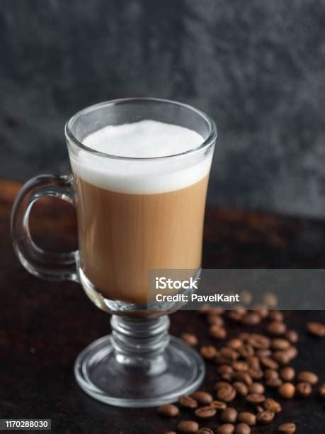 로스팅된 커피 콩을 곁들인 어두운 배경의 커피 알코올 또는 무알코올 칵테일 0명에 대한 스톡 사진 및 기타 이미지 0명 곡초류 뜨거운 음료 Istock