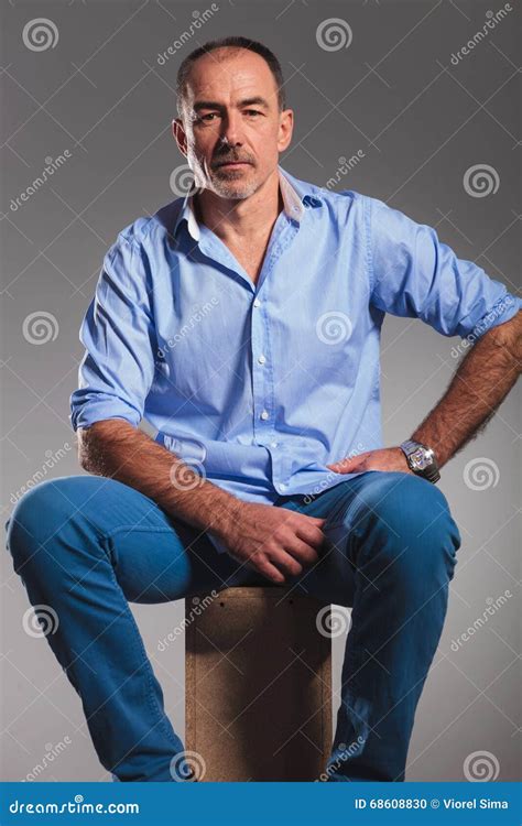Ritratto Delluomo Barbuto Maturo Messo In Jeans Fotografia Stock Immagine Di Osservare Uomo
