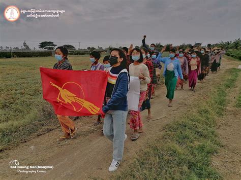 မုံရွာ အမြင့်လမ်းတွင် ဖက်ဆစ် စစ်ကောင်စီ တော်လှန်ရေး ဒေသခံပြည်သူများ ချီတက် ဆန္ဒပြ Khit Thit Media