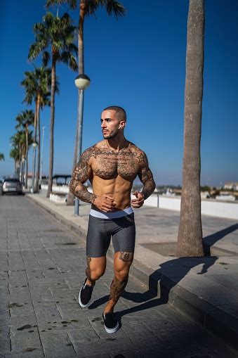 화창한 날 야자수를 배경으로 거리에서 달리는 운동 근육질의 젊은이 거리에 대한 스톡 사진 및 기타 이미지 거리 관능 근육 Istock