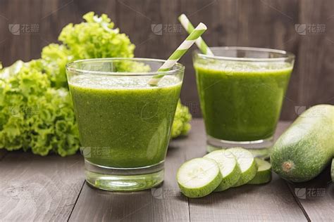 健康的绿色蔬菜和绿色水果冰沙在乡村木材素材 花瓣网