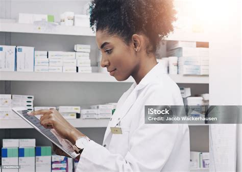 약국 여성 및 태블릿 건강 관리 타이핑 및 인터넷 체크리스트 연구 및 약물 치료 기술을 갖춘 전문가 직원 및 의료 뉴스를 위한 온라인 읽기 및 일정을 위한 앱 25 29세에