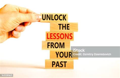 과거의 상징에서 얻은 교훈 개념 단어 나무 블록에서 과거의 교훈을 잠금 해제하십시오 Bussinesman 손 아름다운 흰색 배경 비즈니스와 과거의 개념에서 교훈 공간을