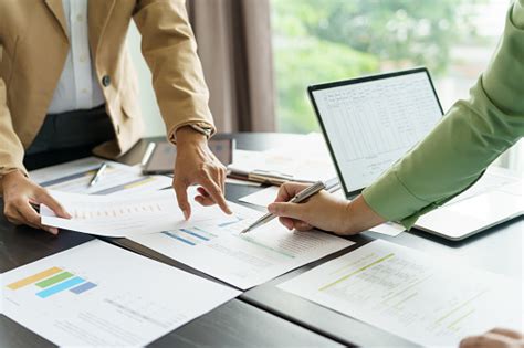 비즈니스 사람들 브레인스토밍 회의 디자인 아이디어 공유 전문 투자자 프로젝트 시작 비즈니스 브레인스토밍 사무실에서 계획 경영자에 대한 스톡 사진 및 기타 이미지 Istock