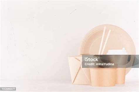 카페와 레스토랑에 대 한 이랑 음식 테이크아웃 포장빈 용기 식품 상자 음료 패킷 흰 나무 테이블에 갈색 종이의 젓가락 0명에 대한 스톡 사진 및 기타 이미지 Istock