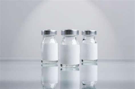 빈 흰색 라벨 백신 또는 사출 병의 이미지를 닫습니다 바이알 병 모형 과학 예방 접종 예방 접종 건강 관리 및 의료 개념 0명에 대한 스톡 사진 및 기타 이미지 Istock