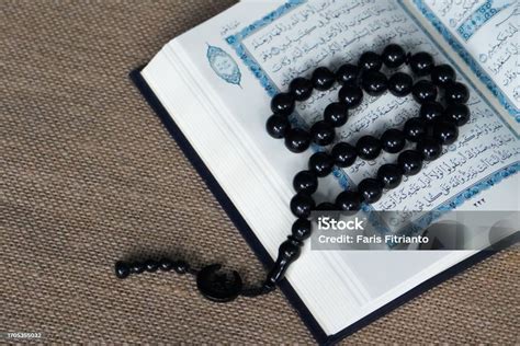 꾸란은 꾸란 또는 코란로도 로마자 표기되어 있으며 이슬람교도들이 하나님 의 계시라고 믿는 이슬람의 중심 종교 텍스트입니다 검은 기도 구슬 0명에 대한 스톡 사진 및 기타
