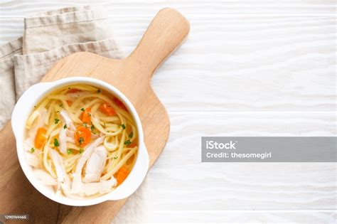 저녁 식사를위한 따뜻한 건강한 수제 치킨 수프와 흰색 그릇 흰색 나무 테이블 배경 건강과 면역 체계에 좋은 전통적인 맛있는 치킨