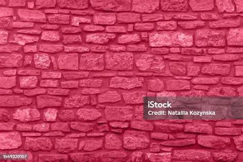 트렌디한 컬러 비바 마젠타 2023 다양한 크기의 돌로 만들어진 단단한 붉은 돌담 0명에 대한 스톡 사진 및 기타 이미지 0명 2023년 거친 Istock