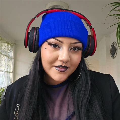 Momo To · Artist Profile