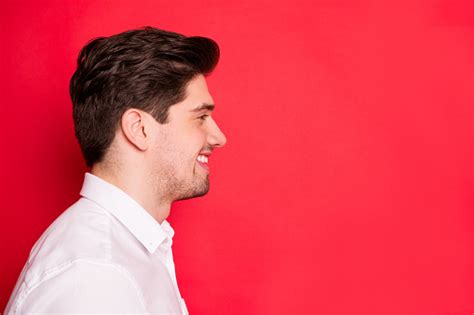 클로즈업 프로필 측면 보기 그의 좋은 매력적인 쾌활한 쾌활한 남자 학생 복사 빈 빈 공간 광고 광고 밝은 생생한 빛나는 빨간 배경 위에 고립 된 갈색 머리에 대한 스톡 사진