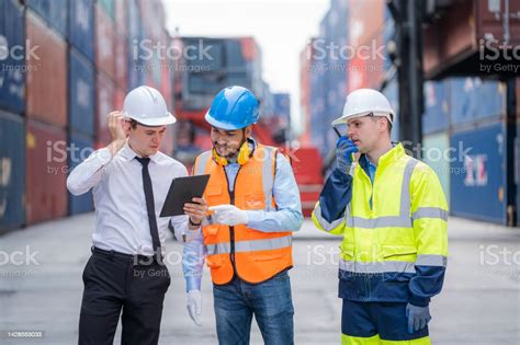 작업자가 작업하고 적재를 위해 컨테이너에 재고를 확인하는 엔지니어 컨테이너 화물 3 명에 대한 스톡 사진 및 기타 이미지 3 명 건설 산업 검사 보기 Istock