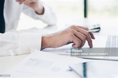 현대 사무실의 그의 노트북 및 계산기를 사용 하 여 투자 데이터 차트를 분석 하는 사업 사업 및 사무실 개념 개념에 대한 스톡 사진 및 기타 이미지 Istock