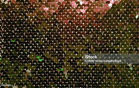 금속 반짝이는 장식 조각 배경 패션 드레스의 라운드 스 팽 글 1980 1989 년에 대한 스톡 사진 및 기타 이미지 1980 1989 년 걸레 금속 Istock