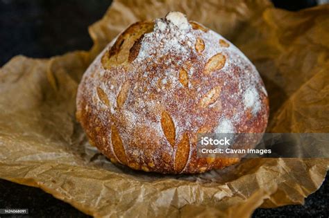 양피지에 갓 구운 사워도우의 아름다운 덩어리 클로즈업 0명에 대한 스톡 사진 및 기타 이미지 0명 Comfort Food 공예 Istock