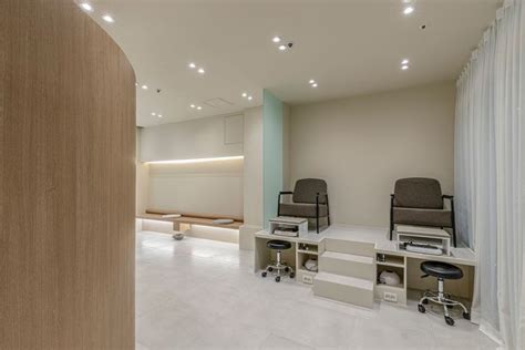화이트and우드톤 고급스러운 디자인의 25평 네일샵인테리어 업체 Salon Interior Design Salon Interior House Outside Design