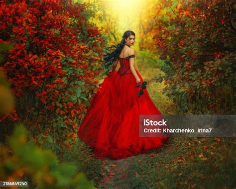 예술 사진 실제 사람 고딕 양식 여자 공주 숲에서 달리기 긴 검은 머리 빨간 드레스 파리 바람 불어 움직임 판타지 섹시한 소녀 태양 빛 자연 나무 녹색 빨간색 주황색 잎