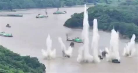 မြစ်ဧရာကို ဆန်တက်နေသည့် စစ်ရေယာဉ်အုပ်စု ဗန်းမော်သို့ ဆိုက်ကပ် Bur Mizzima Com