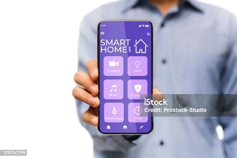 흰색 배경 복사 공간을 통해 스마트 홈 앱 디지털 인터페이스와 휴대 전화를 보여주는 인식 할 수없는 젊은 남자 홈오토메이션에 대한 스톡 사진 및 기타 이미지 Istock