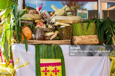 향기로운 막대기와 발리에서 신들에 게 전통적인 발리 제품 여성 손은 의식 발리 인도네시아 Tirta Empul 사원 문화 꽃 식물에 대한 스톡 사진 및 기타 이미지 Istock