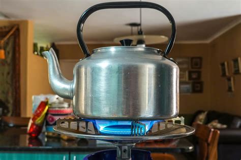 실내 가스 난로 가스 버너 가스 스토브 불꽃 가전제품 가정 요리 금속 냄비 금속 주전자 끓는 끓는 냄비 끓는 물 뜨거운 뜨거운 물 뜨거운 음료