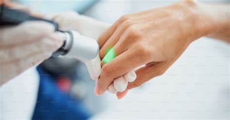 니트릴 장갑을 낀 피부과 의사가 여성 손가락에 레이저 제모를 수행하는 자른 사진 사진 Unsplash의 손가락 이미지