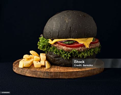 검은 색 배경에 고립 된 감자 튀김 나무 도마에 맛있는 검은 햄버거 0명에 대한 스톡 사진 및 기타 이미지 0명 감자 요리 건강에 좋지 않은 음식 Istock