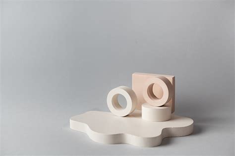 회색 배경에 흰색 연단 템플릿 프리젠 테이션 제품을 조롱 파스텔 색상은 기하학적 형태로 구성을 스타일화했습니다 최소한의 개념 제품 모형 Fashion Show에 대한 스톡