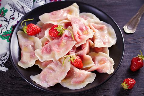 딸기로 가득 찬 만두 바레니키 바레니키 피에로기 피로히 다이어트 채식 채식 음식 이미지 가루로 빻은에 대한 스톡 사진 및 기타 이미지 Istock