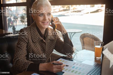 50 세의 시니어 여성은 아름답고 세련 되 고 카페에 앉아 노트북 프리랜서 디자이너와 함께 일합니다 멋지고 행복한 삶 활동적인