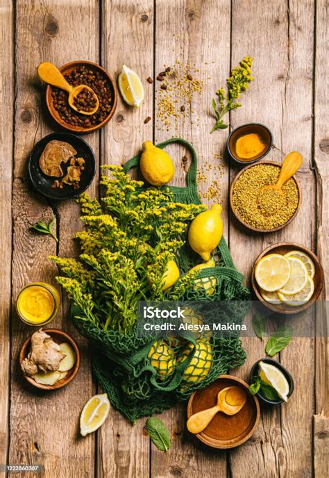 건강한 뜨거운 음료를위한 성분 레몬 생강 꿀 그리고 나무 배경에 그릇에 심 황 그릇에 암브로시아 꽃가루와 프로폴리스 대체 의학 개념 깨끗한 식사 해독 갈색에 대한 스톡 사진