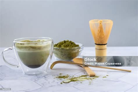 코코넛 밀크를 곁들인 말차 그린 라떼 티 이 라떼는 경기의 에너지와 건강상의 이점을 즐길 수 있는 맛있는 방법입니다 말차는 항산화물질이 가득한 녹차 잎 분말입니다 수평 방향