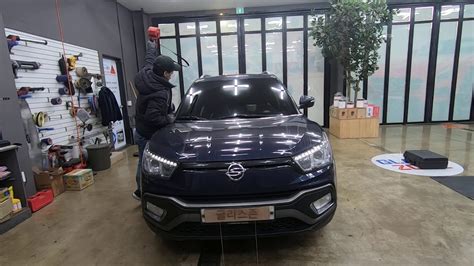 쌍용자동차 낮은 옵션에 티볼리 차량에 오토라이트 기능과 레인센서 와이퍼 오토 기능의 옵션을 순정품 부속을 통해 업그레이드 하여 설치하여 티볼리 옵션을 향상시킵니다