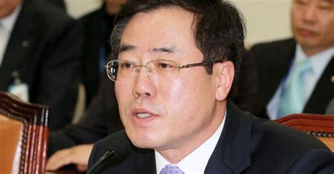 사진 질의에 답하는 정승 식약처장