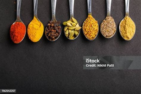 다양한 향신료 어두운 배경에 숟가락 복사 공간이 있는 맨 위 뷰입니다 0명에 대한 스톡 사진 및 기타 이미지 Istock