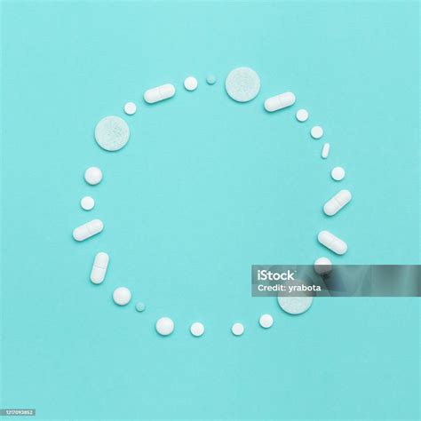 민트 색 배경에 원의 형태로 다양한 알약 매크로 의료 약국 및 의료 개념 파스텔 색상입니다 복사 공간이 있는 맨 위 보기 0명에 대한 스톡 사진 및 기타 이미지 Istock