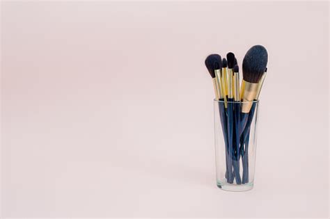 다양한 얼굴 브러쉬의 여성 메이크업의 구색 핑크 배경에 전문적인 다크 블루와 골든 메이크업 브러쉬 세트 0명에 대한 스톡 사진 및 기타 이미지 Istock