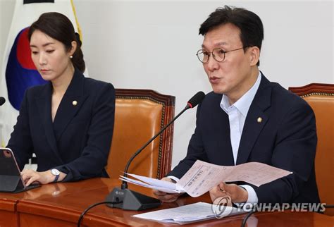발언하는 김민석 정책위의장 연합뉴스