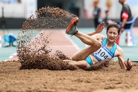 立定跳远在平地跳时有2米跳沙坑时有恐惧感怎么办立定跳远有什么技巧 立定跳远好的人跳沙坑也好吗