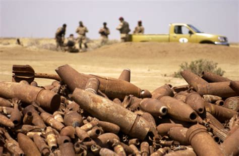 Iraqi Army Soldiers And U S Navy Explosive Ordnance Disposal