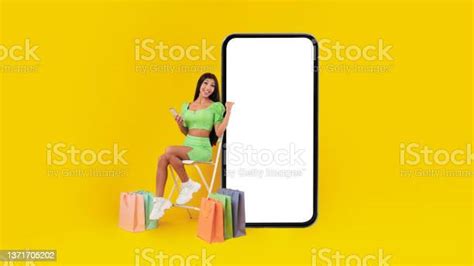 흰색 빈 스마트 폰 화면과 쇼핑객 가방 근처에 앉아있는 여성 대형에 대한 스톡 사진 및 기타 이미지 대형 사람들 세일 Istock